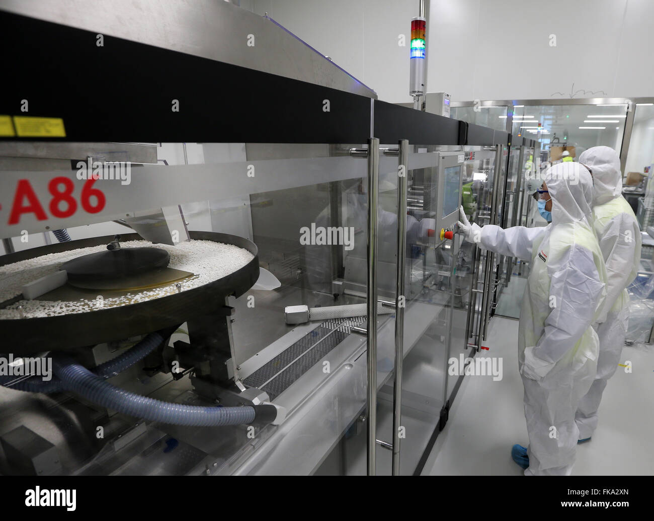 Pharmaceutical packaging facility hi-res stock photography and images ...