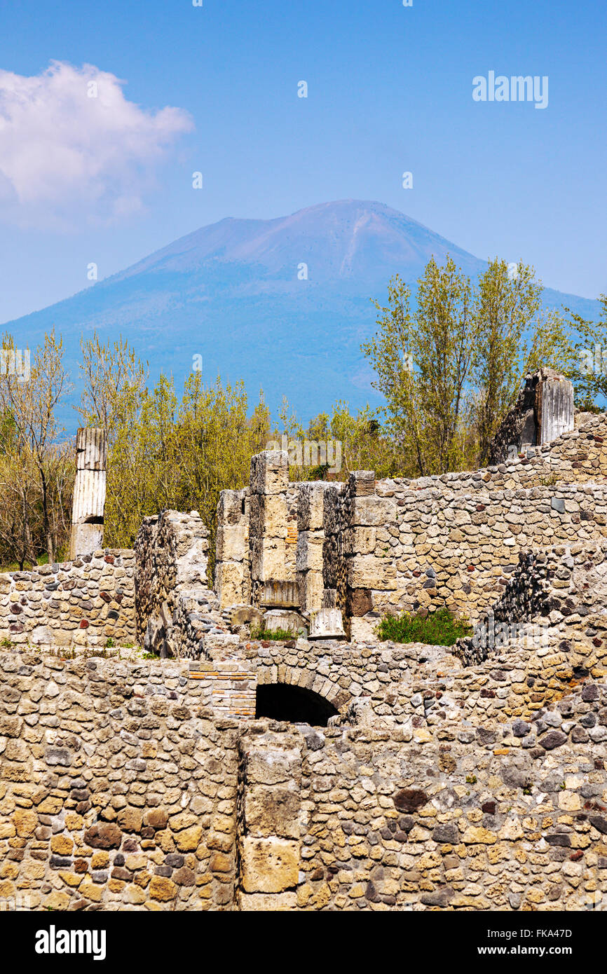 Pompei ruins and Mount Vesuvius Stock Photo - Alamy