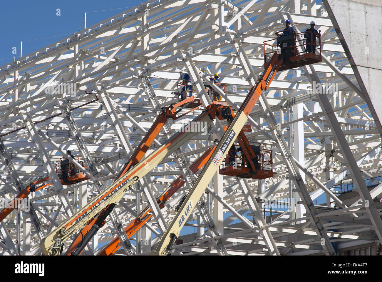 Operatives in the work of construction of the stadium Arena Corinthians ...