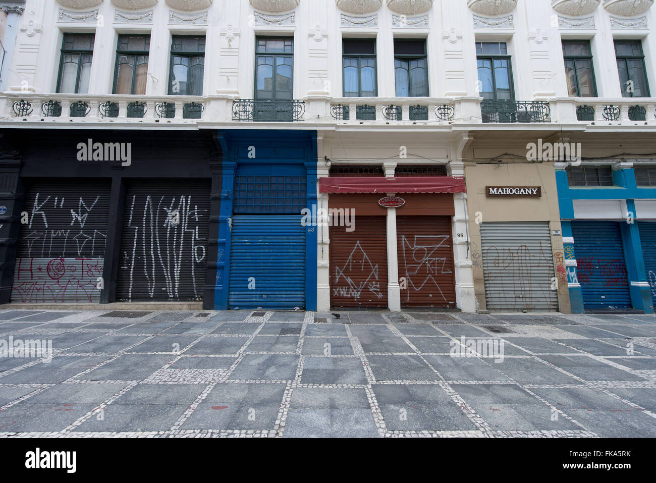 Closed sunday hi-res stock photography and images - Alamy