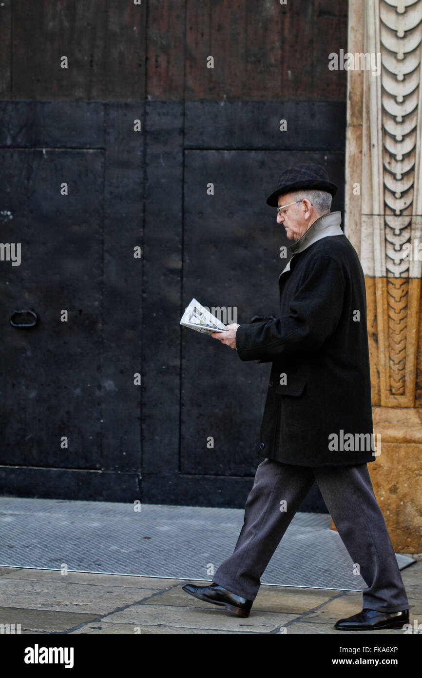 News reader hi-res stock photography and images - Alamy