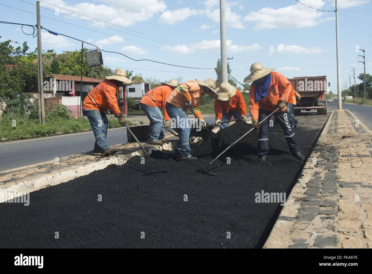 Pavimentação de via pública no bairro Areias - zona sul da cidade Stock ...