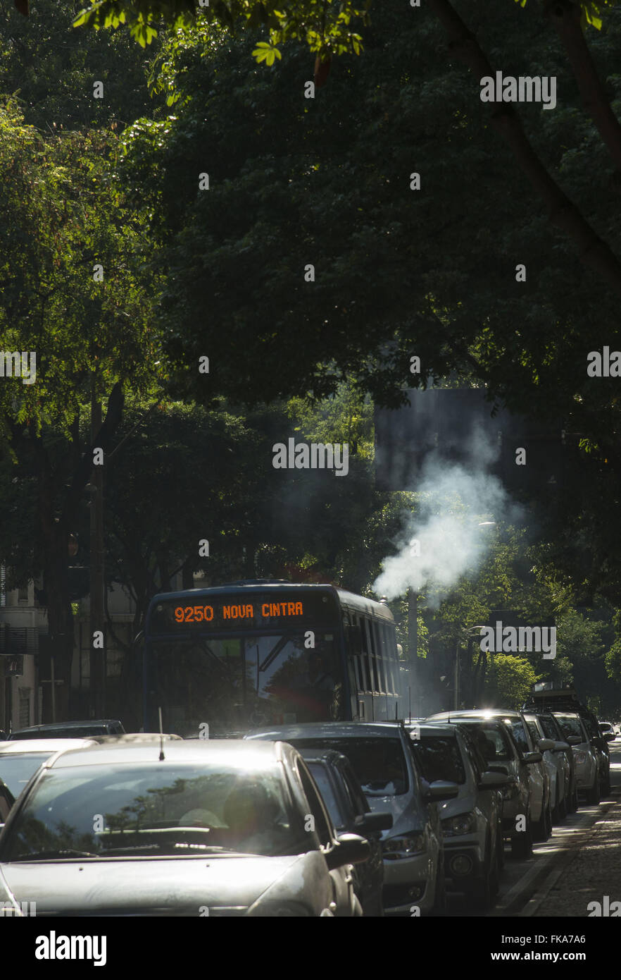 Bus fumes polluting the air at Avenida Christopher Columbus in the ...