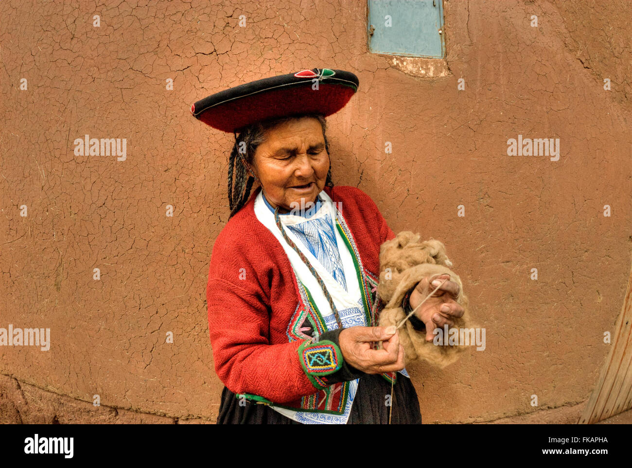 Peru, indigenous woman spinning wool with a hand spindle Stock Photo ...