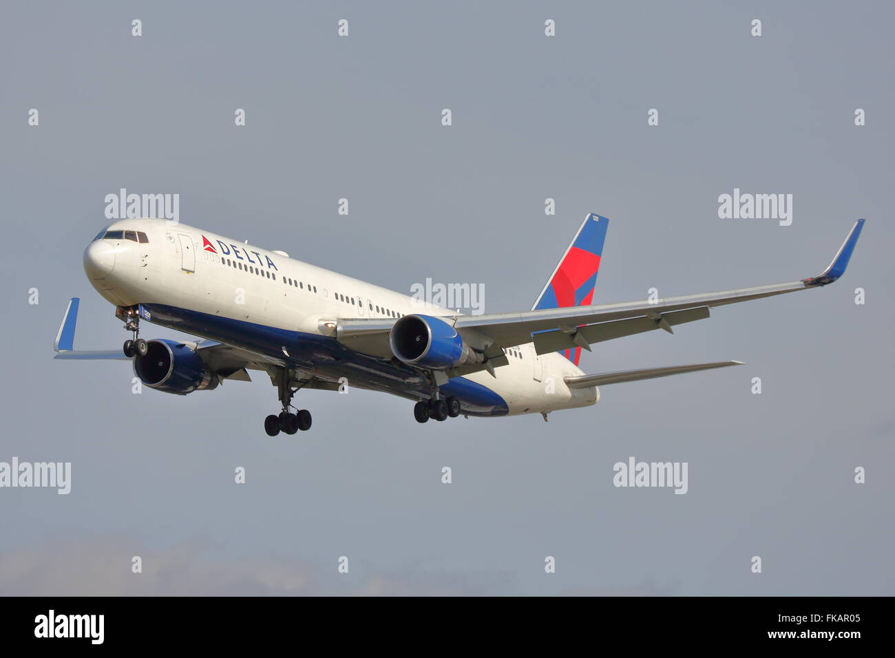 Delta 767 landing hi-res stock photography and images - Alamy