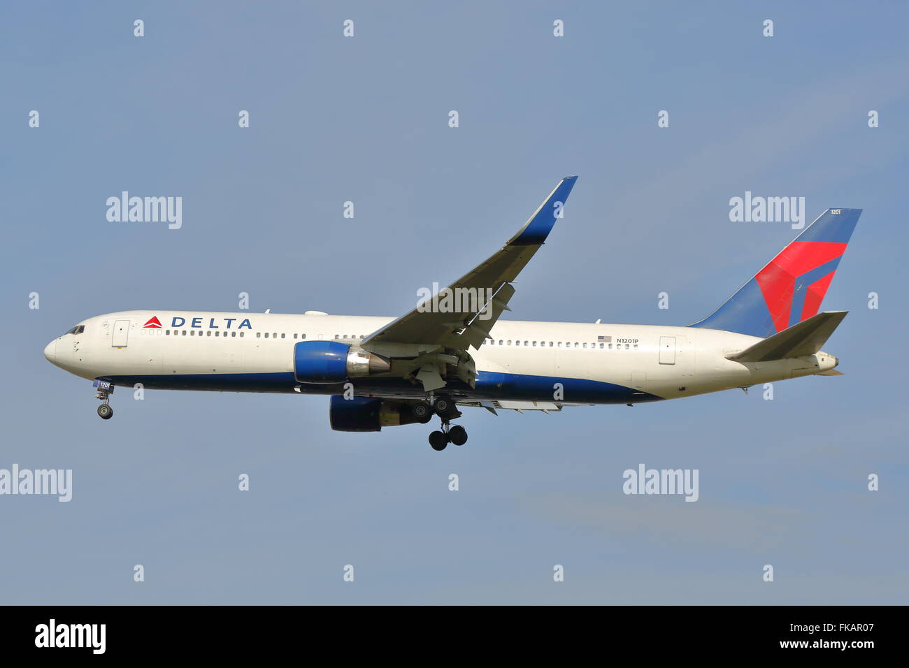 Delta jet landing atlanta airport hi-res stock photography and images ...