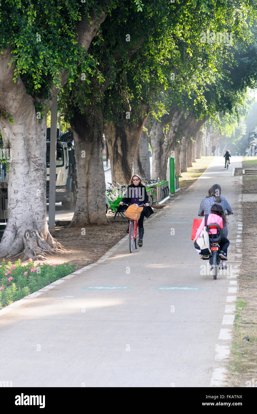Urban Bicycle lane Israel, Tel Aviv Stock Photo - Alamy