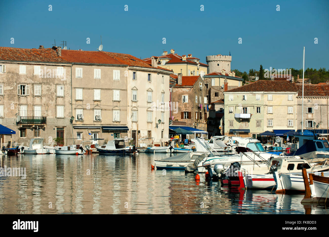 Kroatien, Insel Cres, Stadt Cres, bunte Häuser am Hafen Stock Photo - Alamy