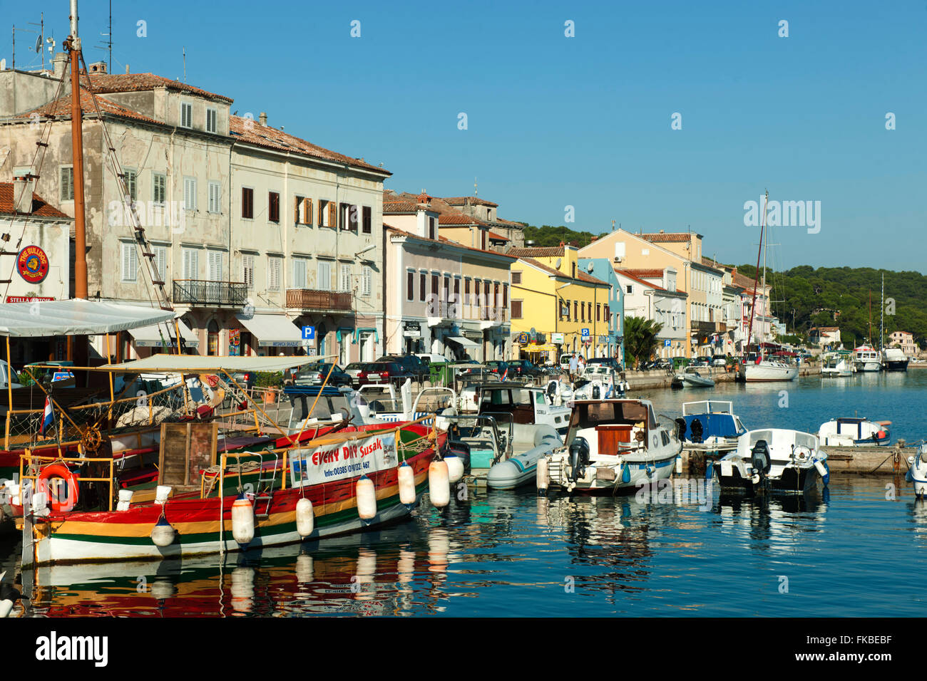 Kroatien, Insel Losinj, Mali Losinj, Stadtansicht Stock Photo - Alamy