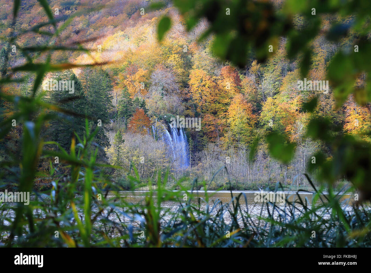 Lakes in autumn hi-res stock photography and images - Alamy