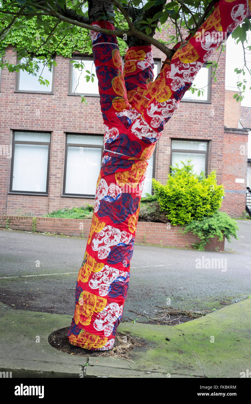 Yarn bombed tree hi-res stock photography and images - Alamy