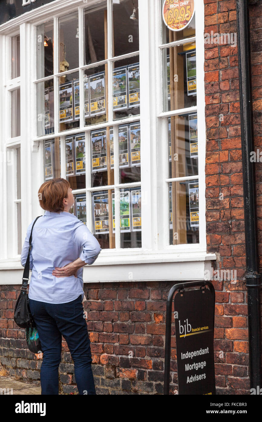 Estate agent agents real realtor hi-res stock photography and images ...