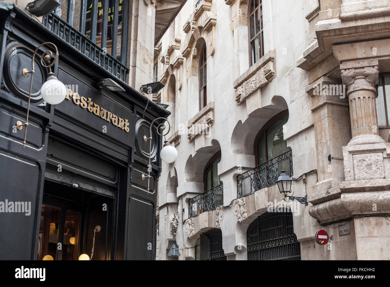 Facade buildings street Avinyo, Barcelona Stock Photo - Alamy
