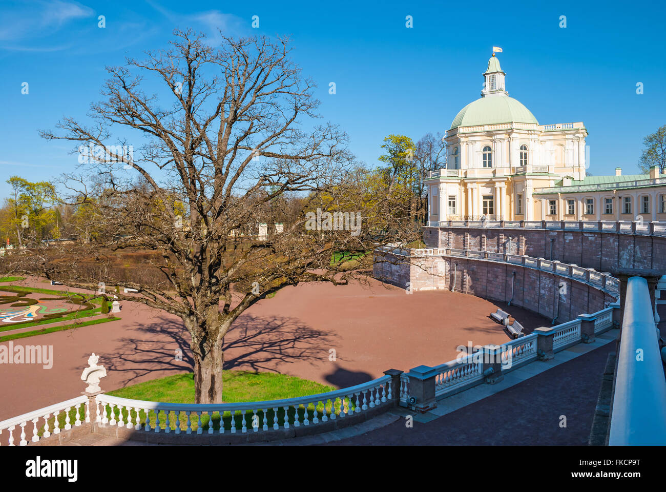 Gallery forecourt hi-res stock photography and images - Alamy