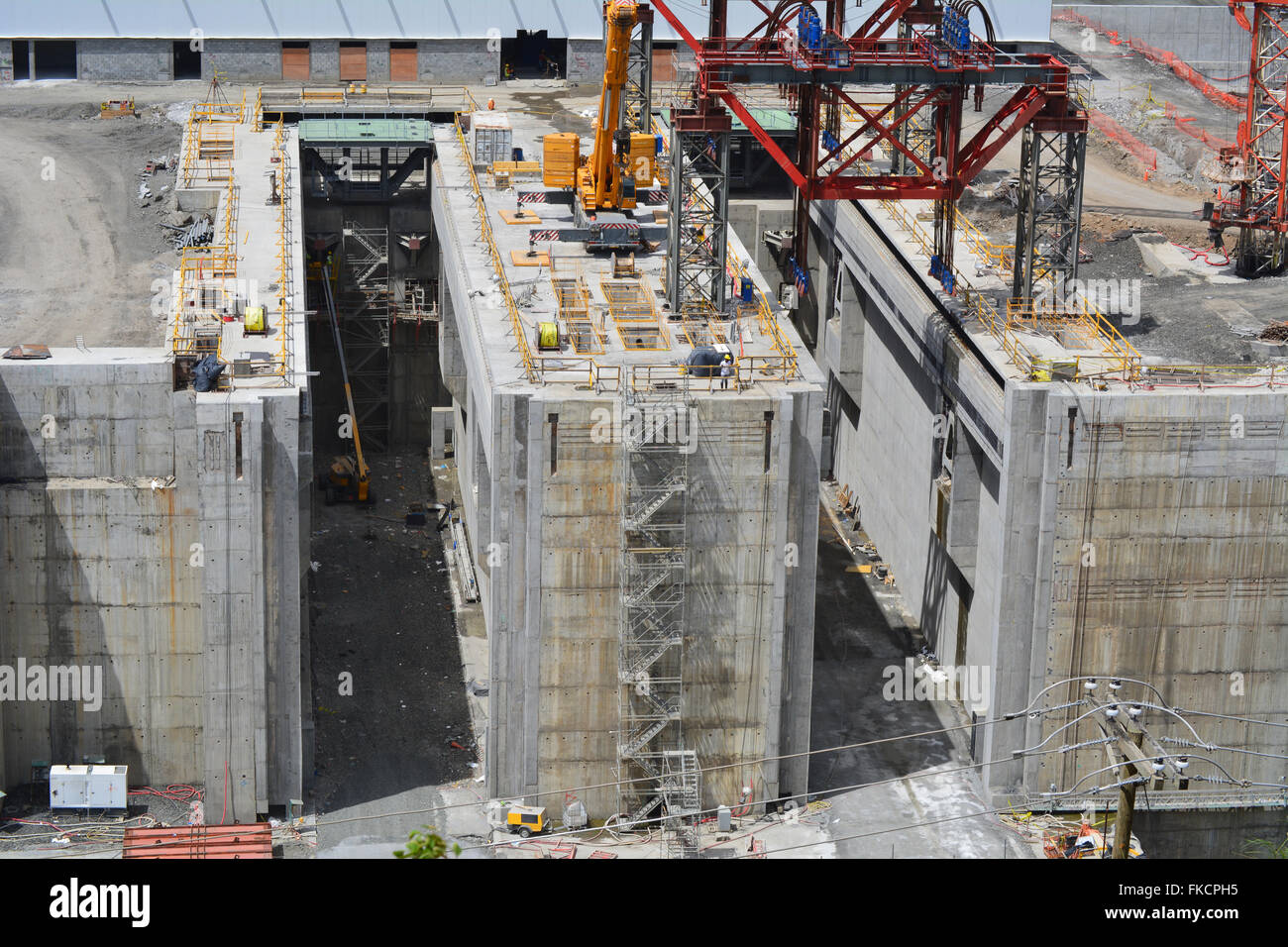 Construction of panama canal locks hi-res stock photography and images ...