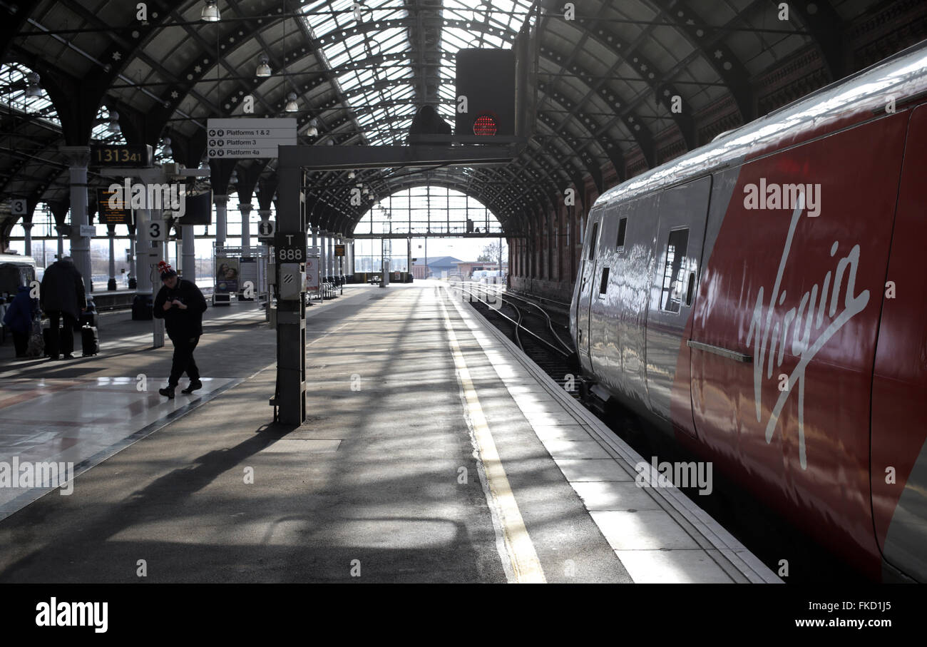 Durham railway station hi-res stock photography and images - Alamy
