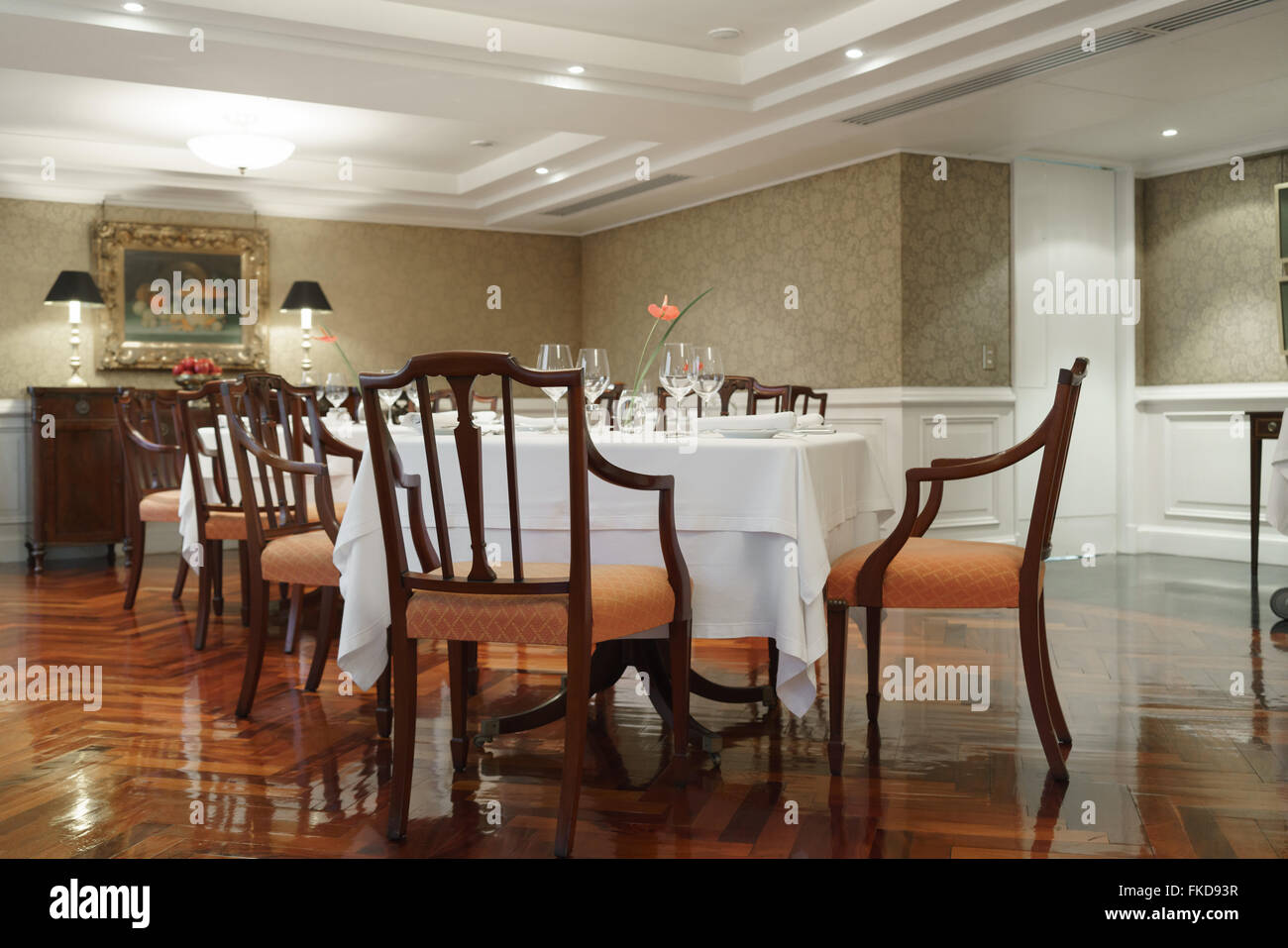 Empty chairs and empty tables hi-res stock photography and images - Alamy