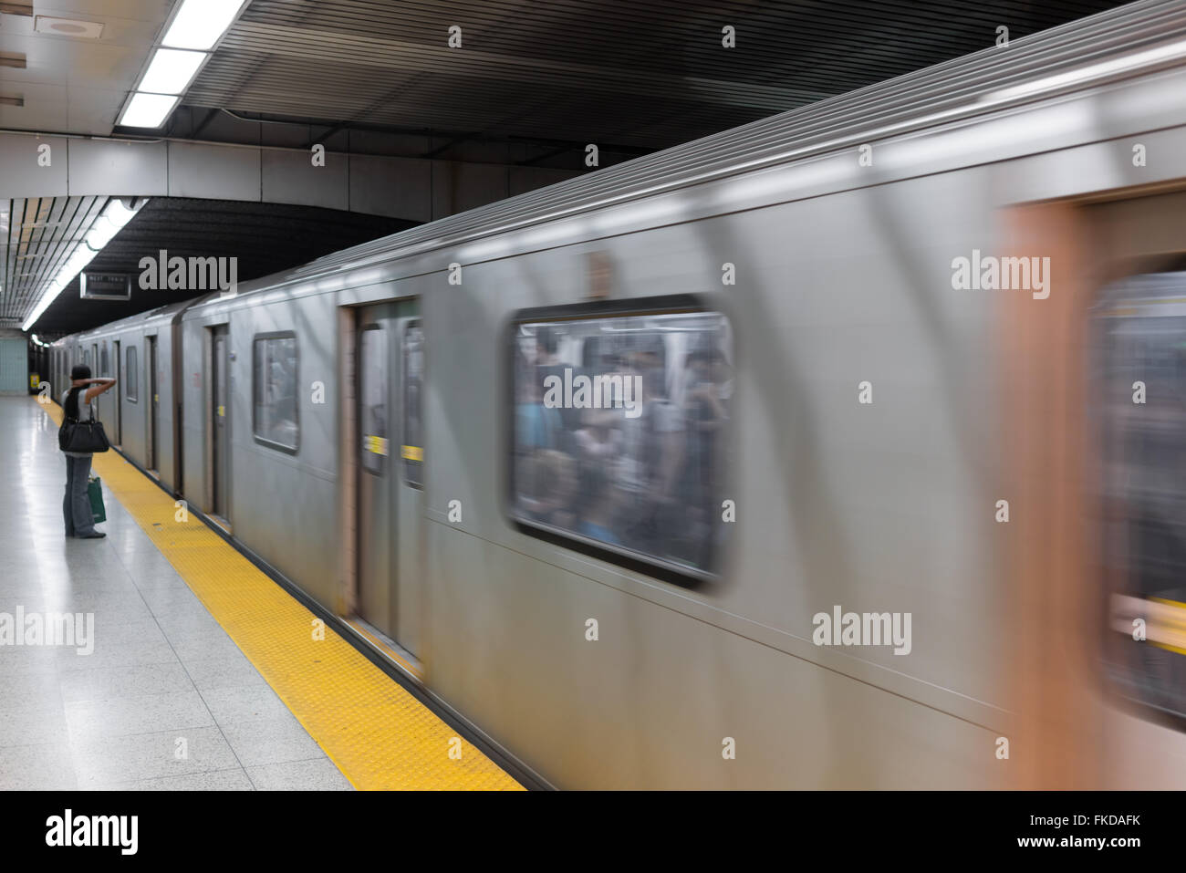 Subway train at platform toronto hi-res stock photography and images ...