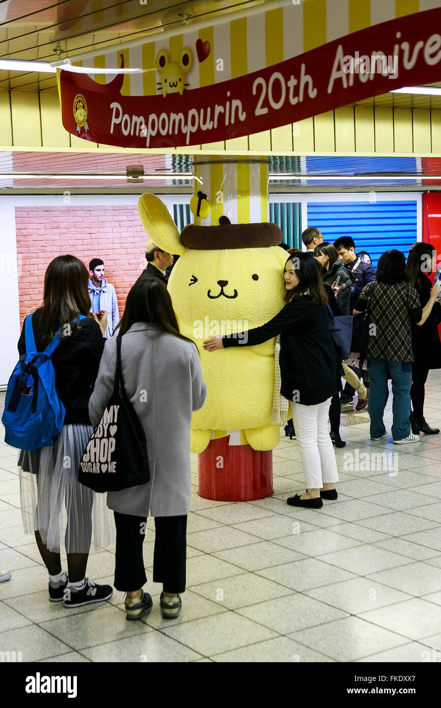 Tokyo, Japan. 8th March, 2016. Shinjuku station commuters squeeze and ...