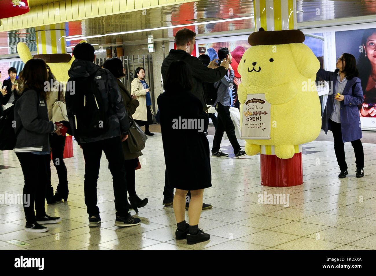Tokyo, Japan. 8th March, 2016. Shinjuku station commuters squeeze and ...
