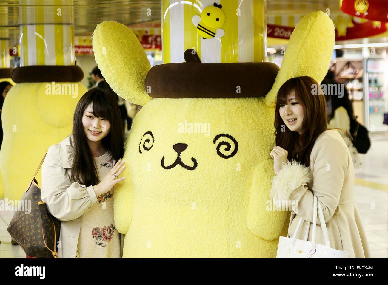 Tokyo, Japan. 8th March, 2016. Shinjuku station commuters squeeze and ...