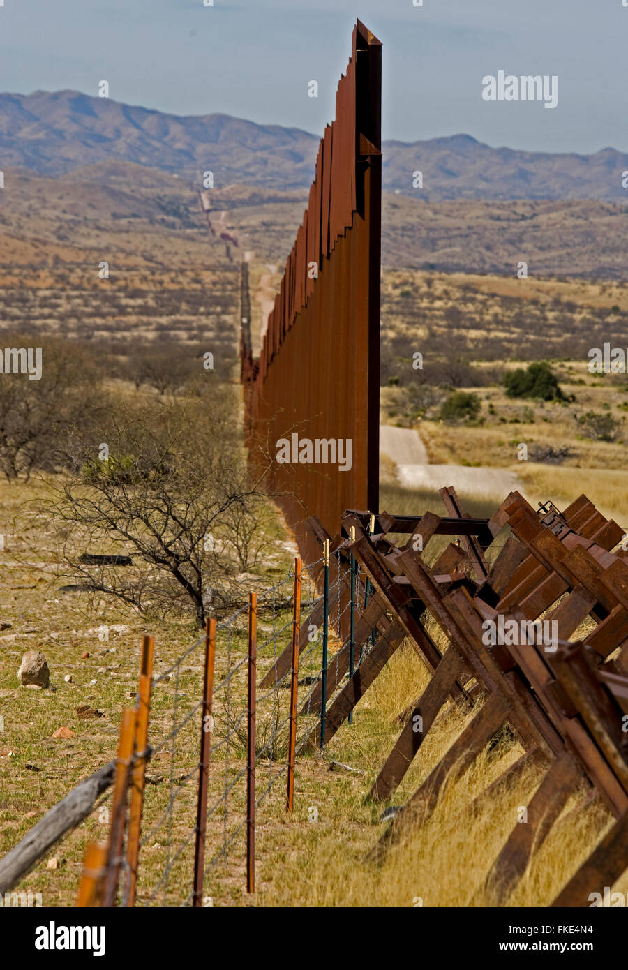 Border fence hi-res stock photography and images - Alamy