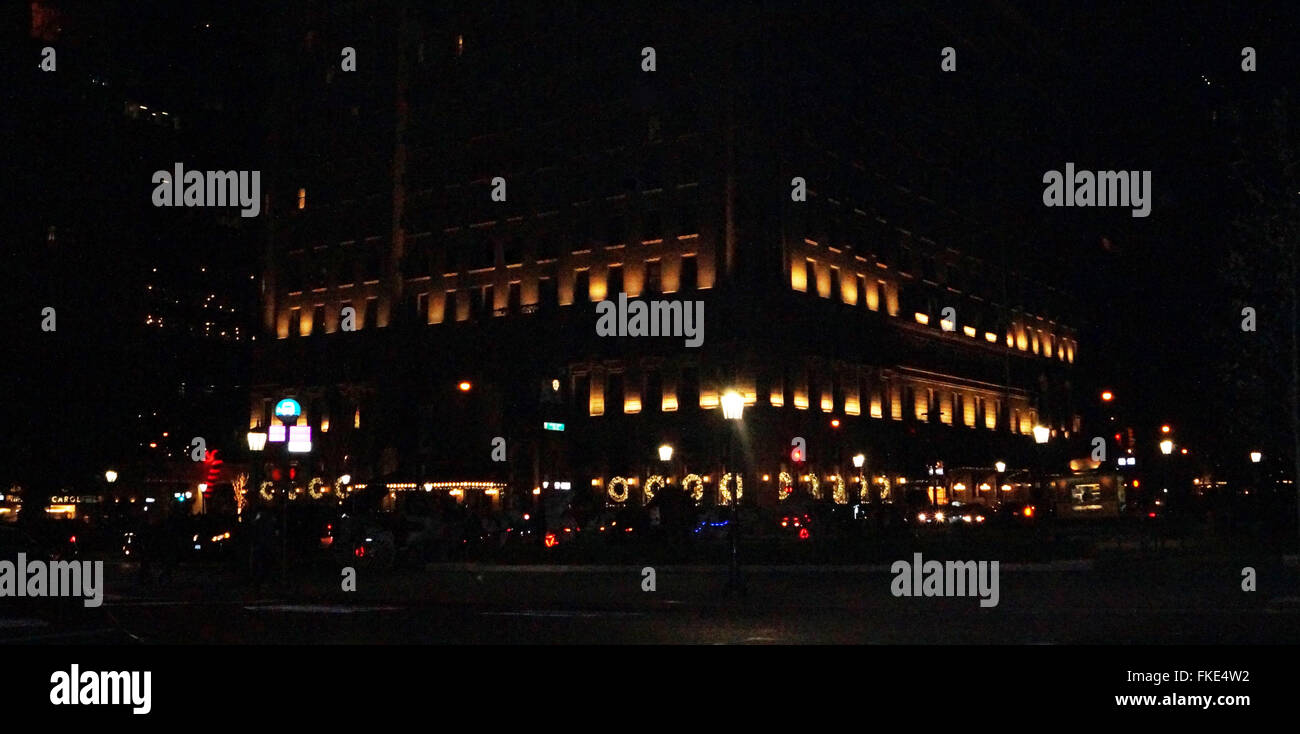 A building at Times Square at night Stock Photo - Alamy