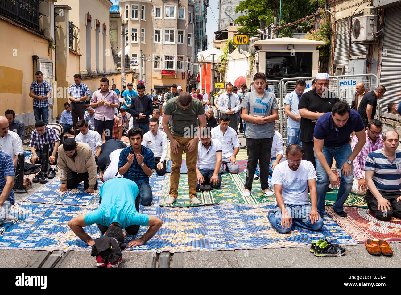 Muslims praying hi-res stock photography and images - Alamy