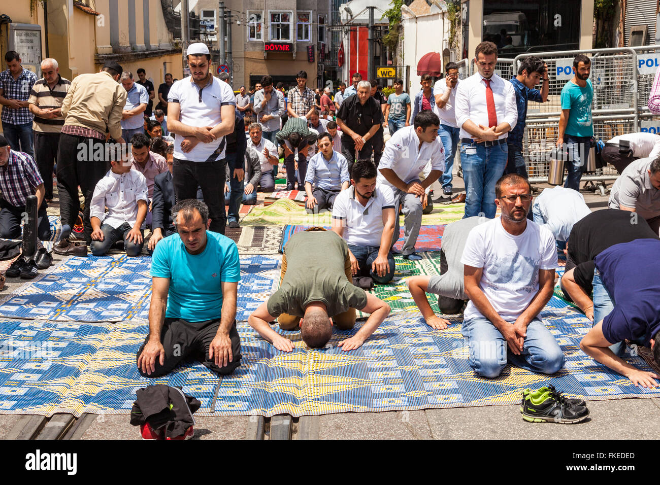 Bowing muslim worshippers hi-res stock photography and images - Alamy