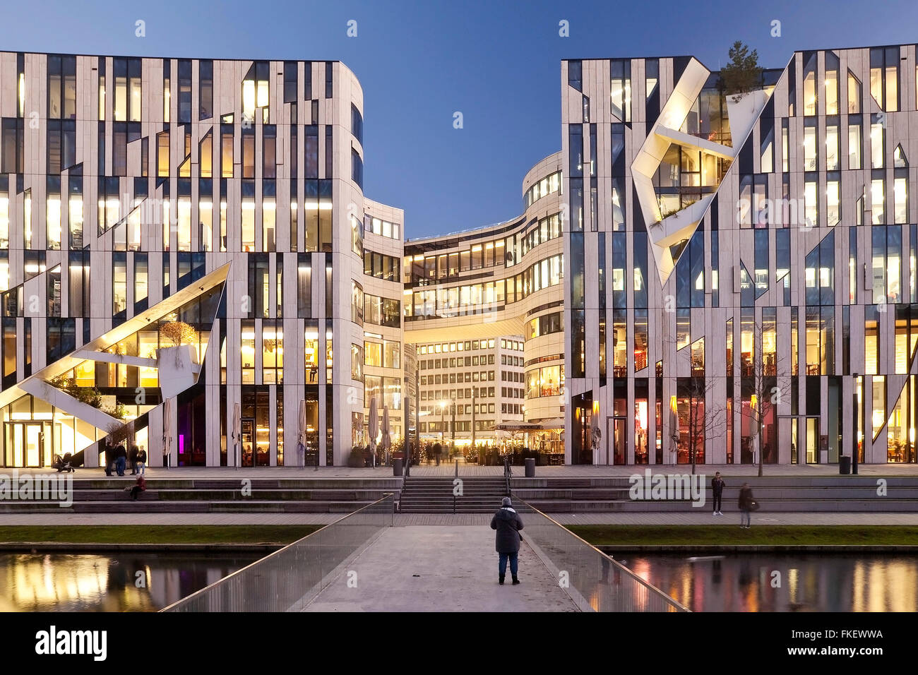 Kö-Bogen office and retail complex by architect Daniel Libeskind ...