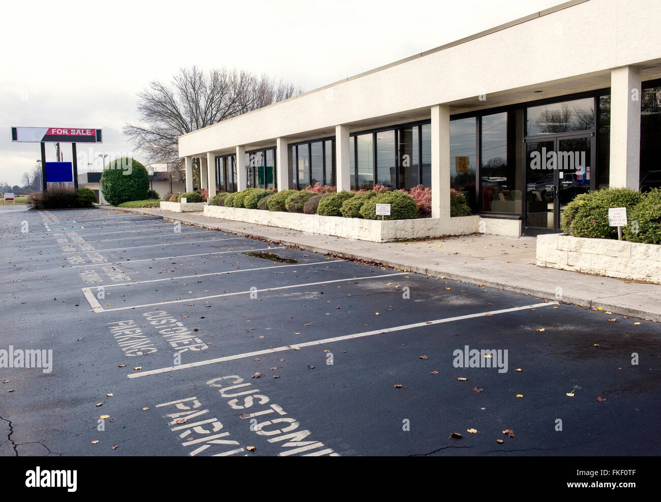 Abandoned car dealership hi-res stock photography and images - Alamy