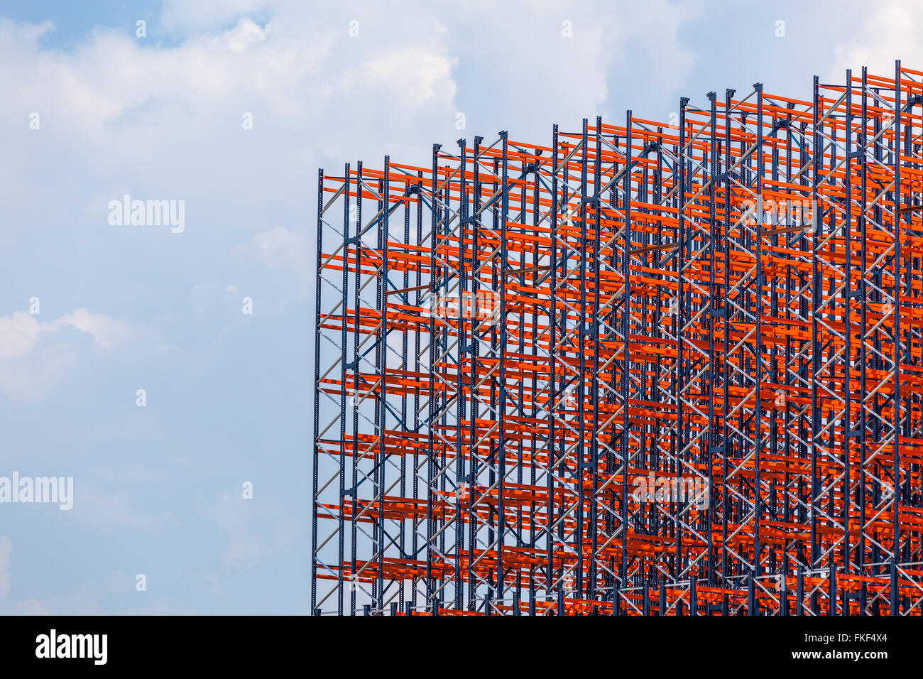 Red metal beams hi-res stock photography and images - Alamy