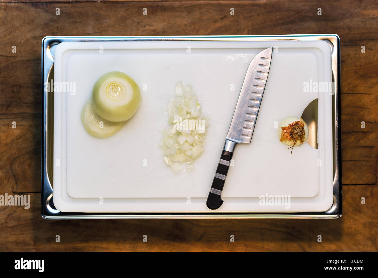 how to cut an onion Stock Photo - Alamy