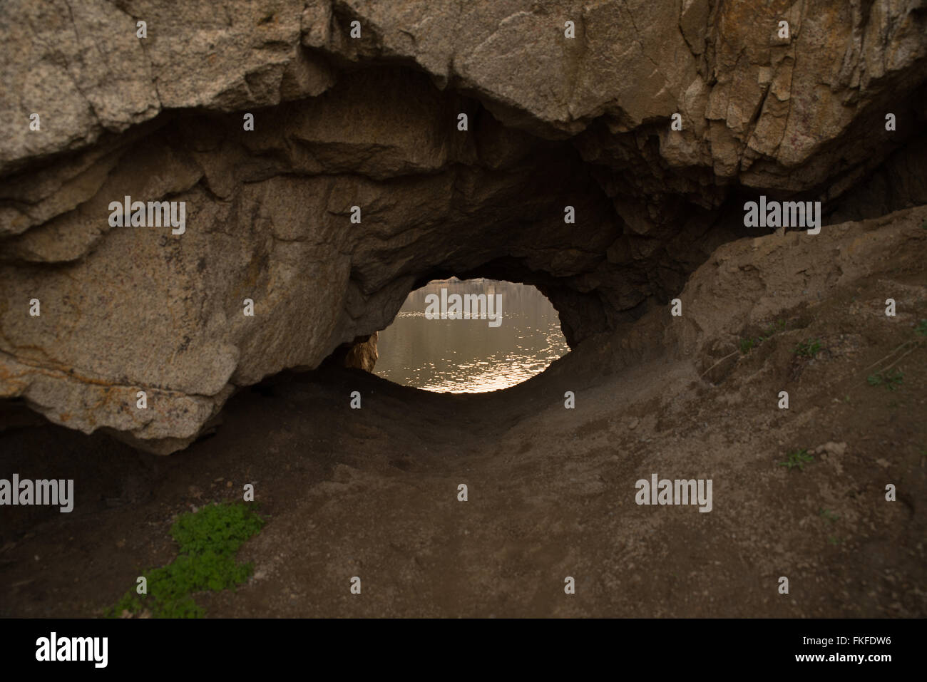 Cave in rock shoreline hi-res stock photography and images - Alamy