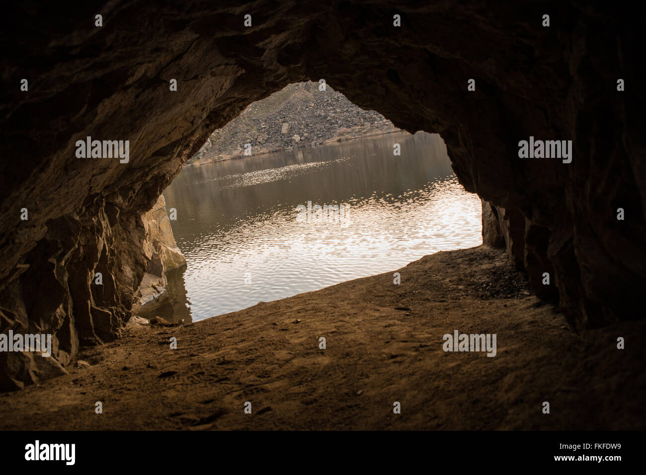 Cave in rock shoreline hi-res stock photography and images - Alamy