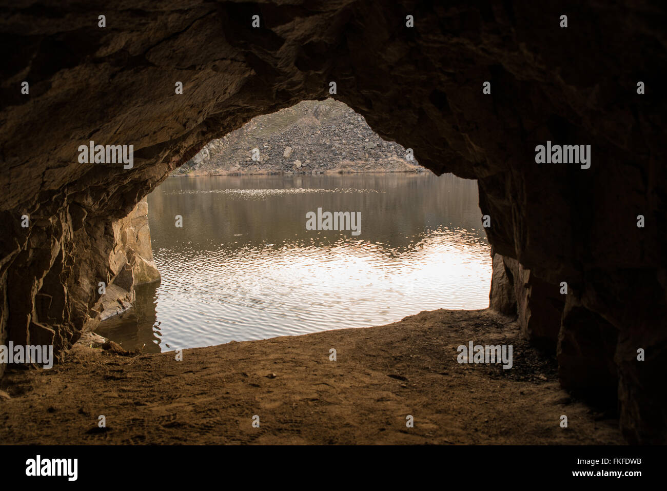 Cave in rock shoreline hi-res stock photography and images - Alamy