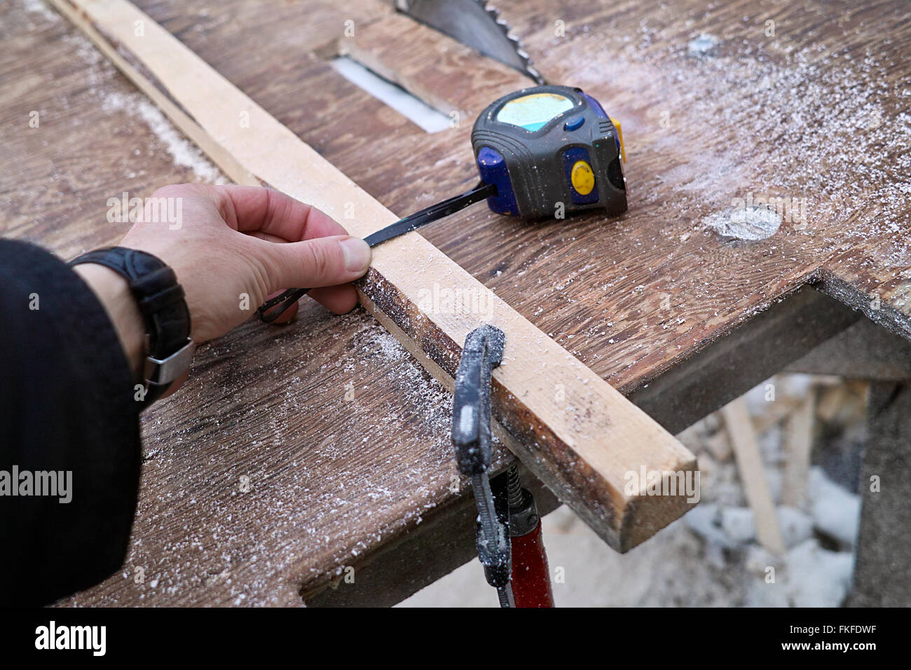 Hand of a carpenter Stock Photo - Alamy