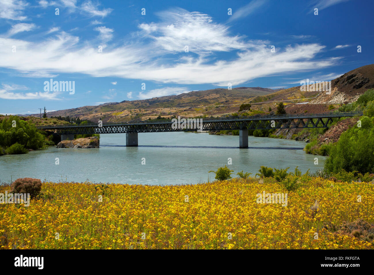 Bannockburn bridge and kawarau arm hi-res stock photography and images ...