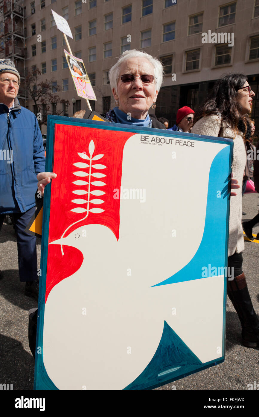 Female peace activists hi-res stock photography and images - Alamy