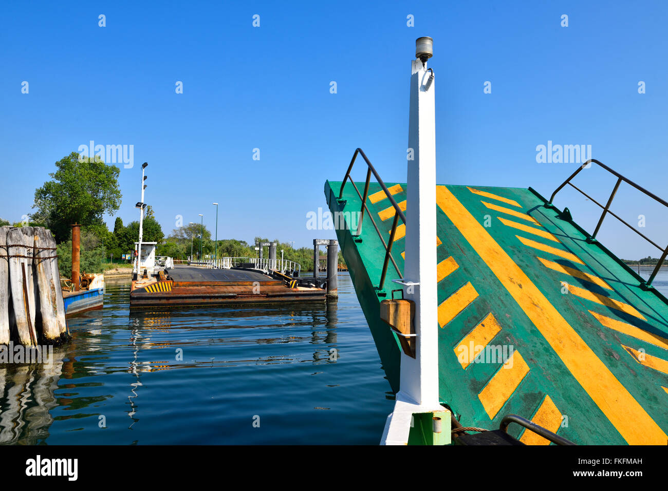 Boat, ship, ferry, water, lift, bridge, ramp, boarder, arrive, refuges ...