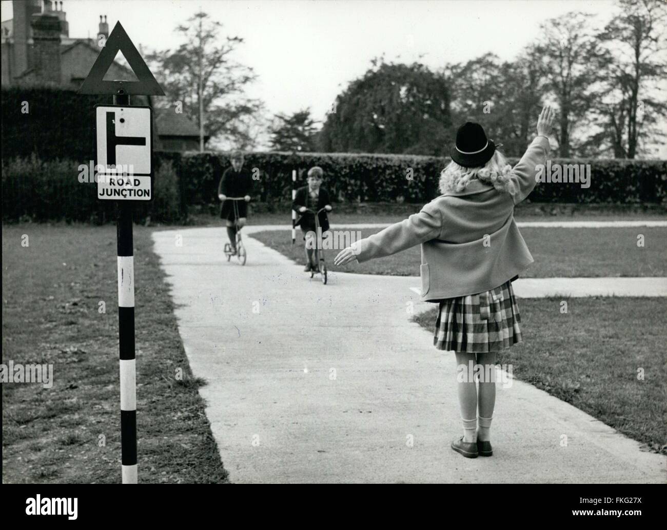 1957 - Kids play in a park London. © Keystone Pictures USA/ZUMAPRESS ...