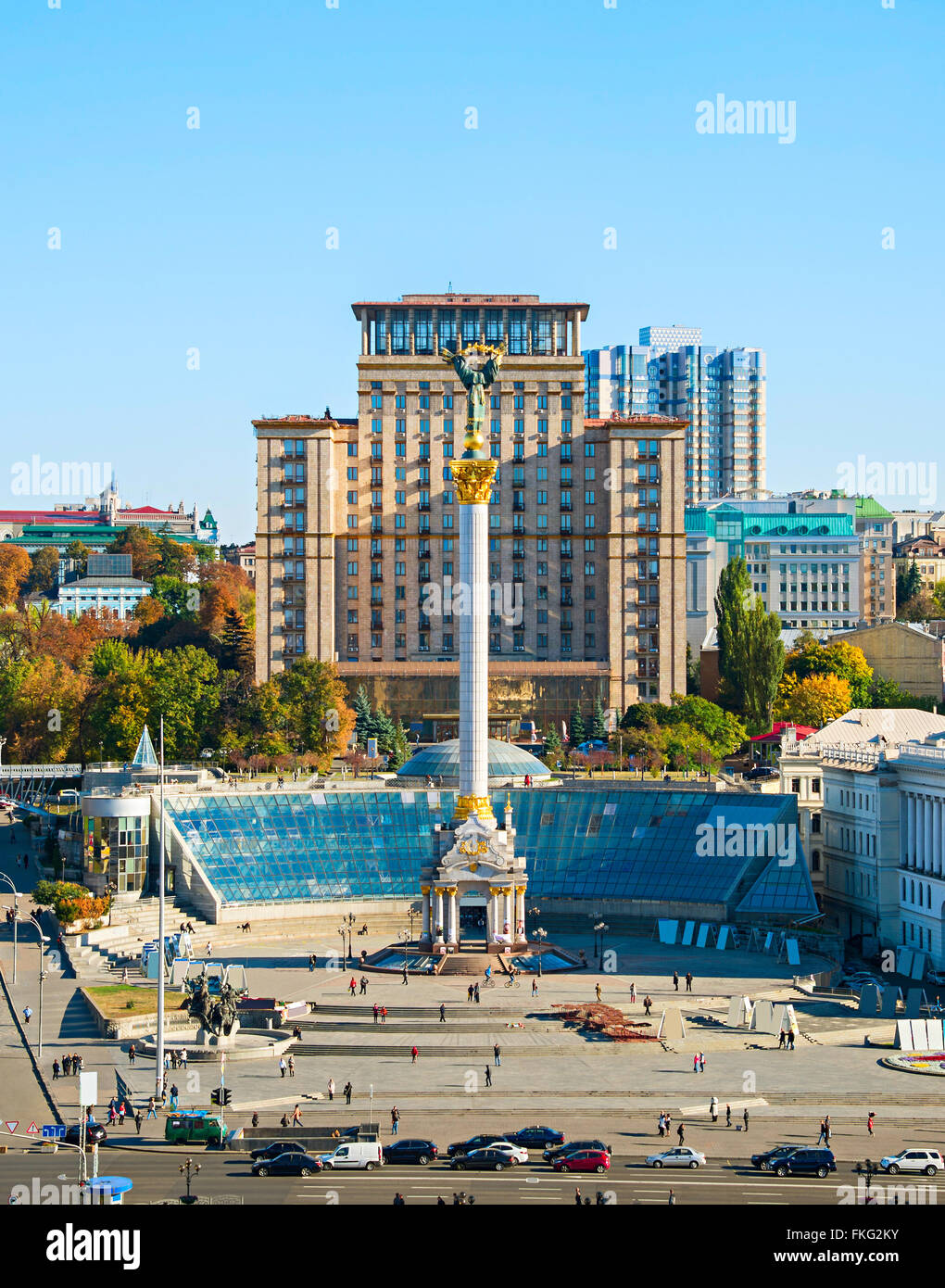 Berehynia monument on Independence Square (Maidan Nezalezhnosti) in ...