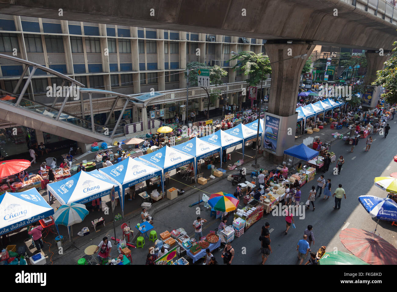 On Sunday, the Sala Daeng walking street (Bangkok) overrun with food ...