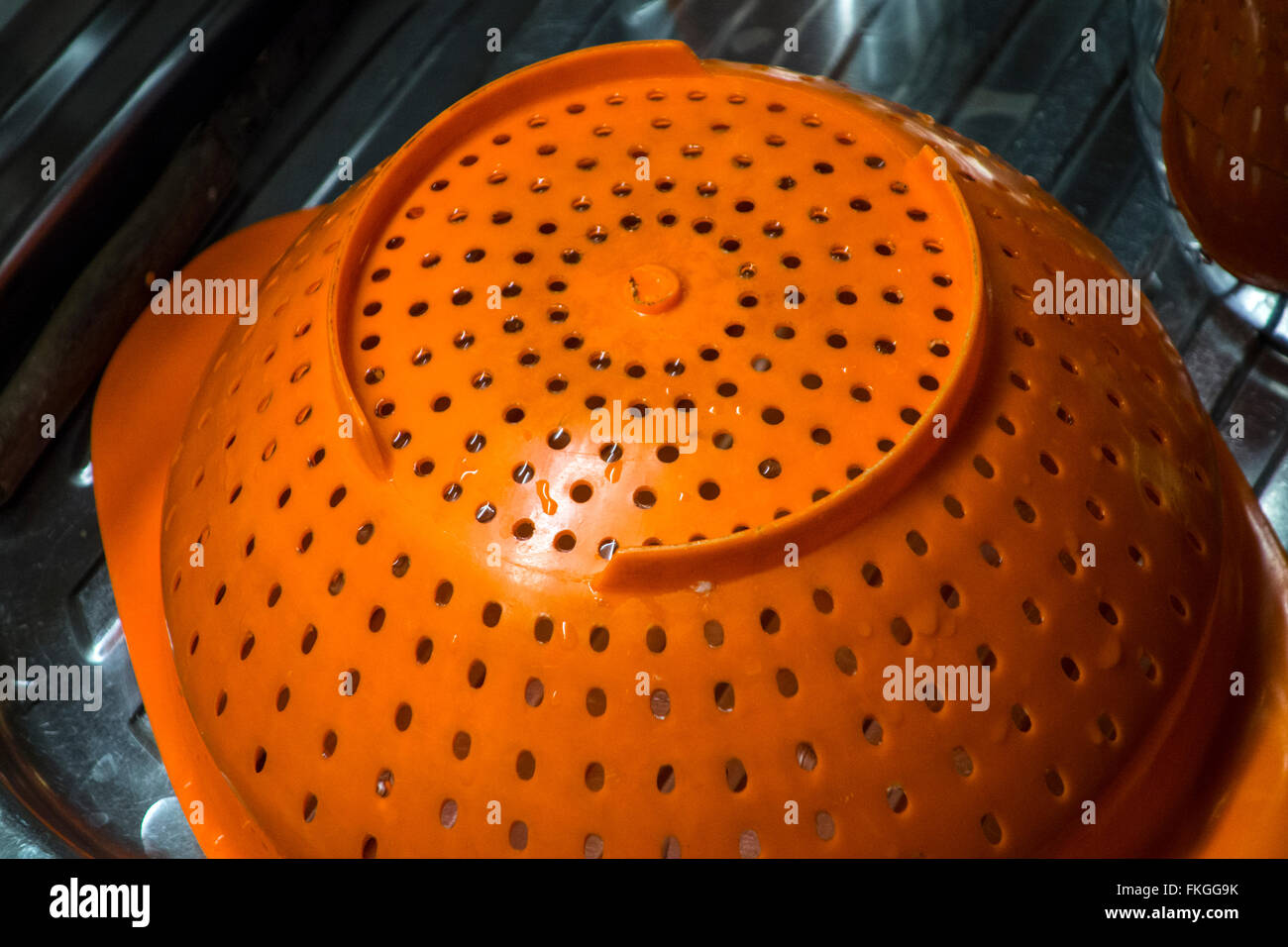 Pasta sieve hi-res stock photography and images - Alamy