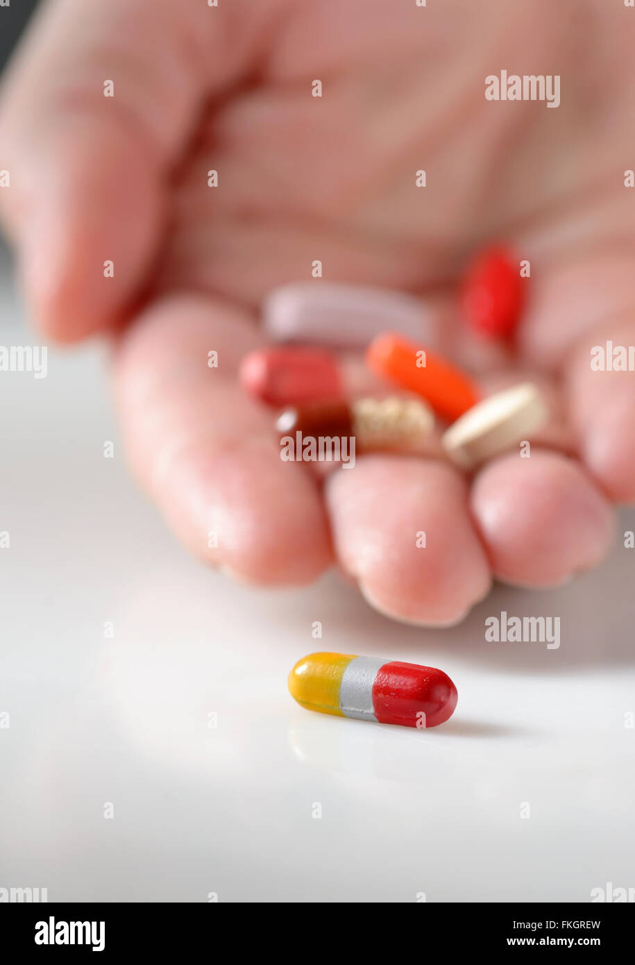 Hand and pills hi-res stock photography and images - Alamy