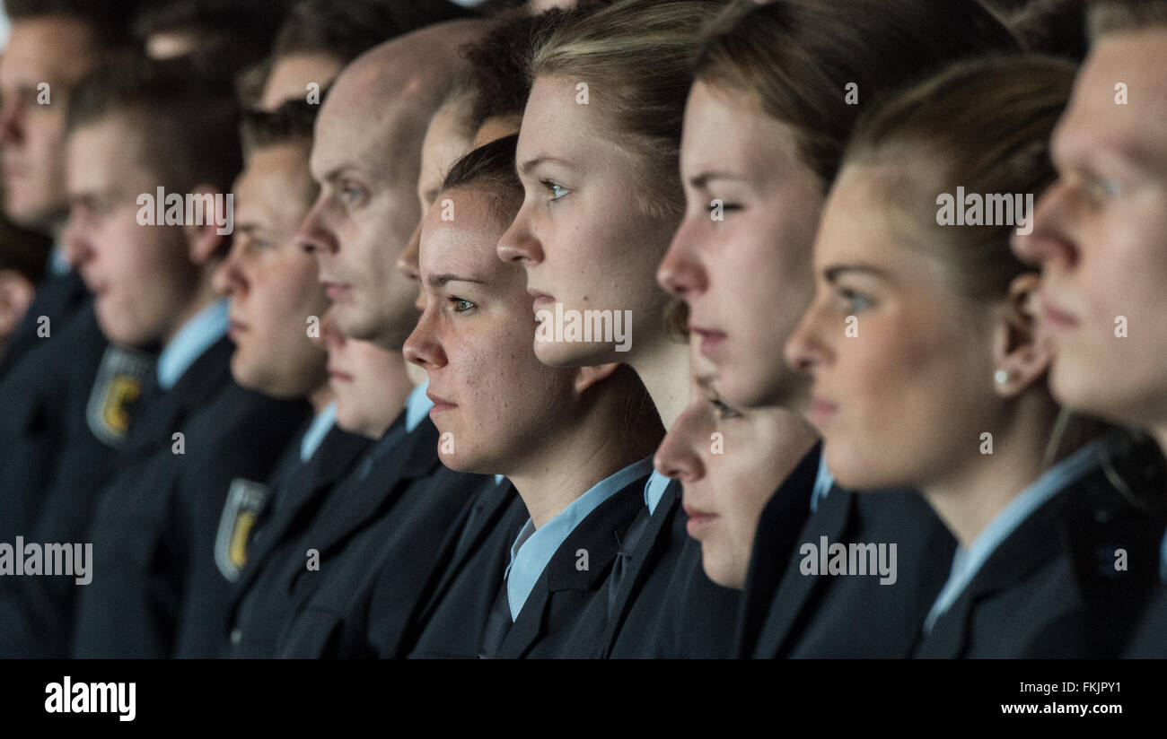 Police officers wait hi-res stock photography and images - Alamy