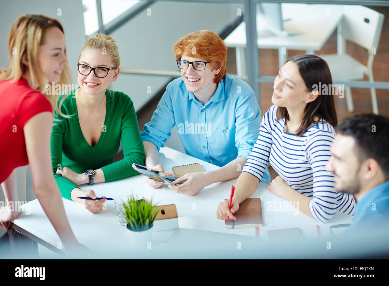 Casual people discussing something in a meeting Stock Photo - Alamy
