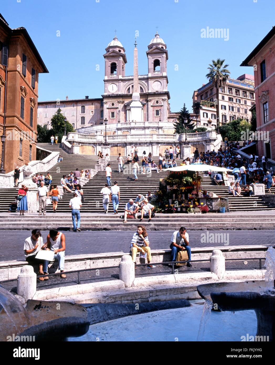 Tourists sitting on steps in rome hi-res stock photography and images ...