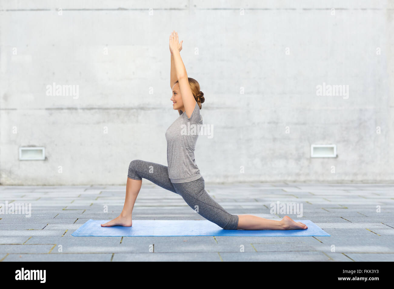 Lunge and twist hi-res stock photography and images - Alamy