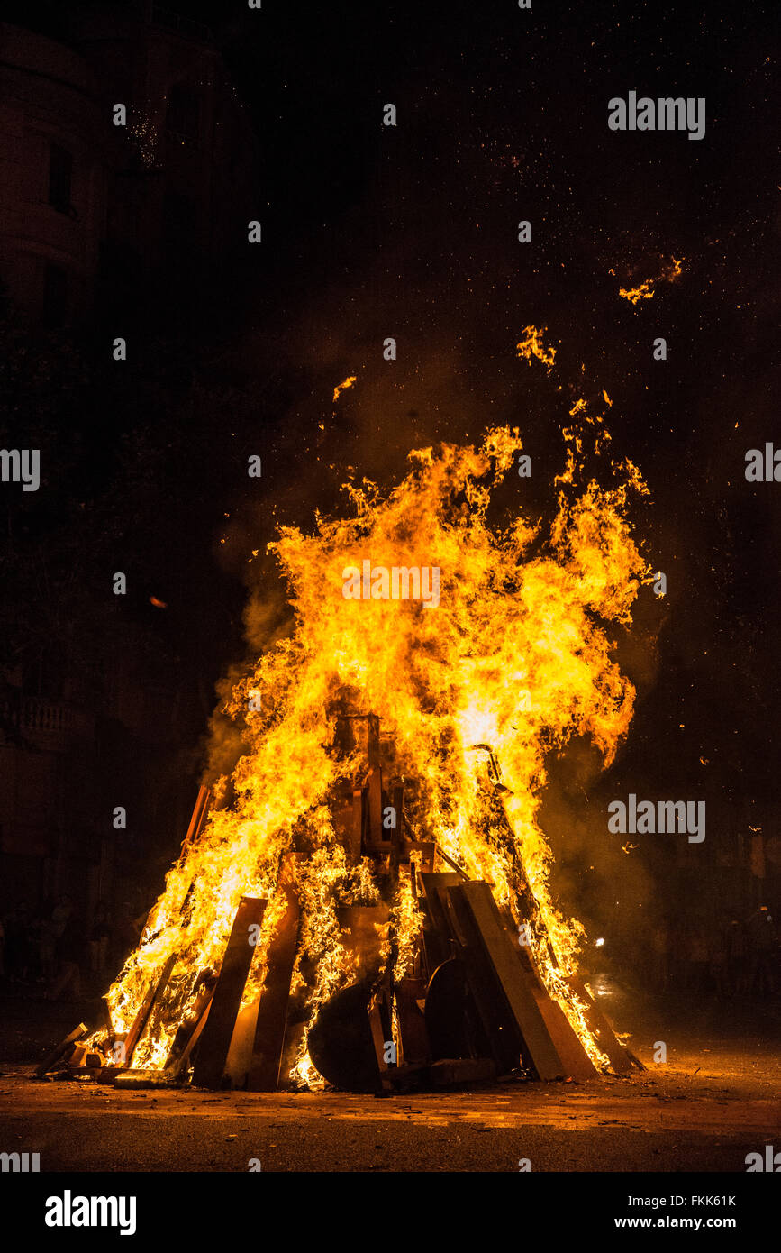 Bonfire at night on a street on asphalt Stock Photo - Alamy
